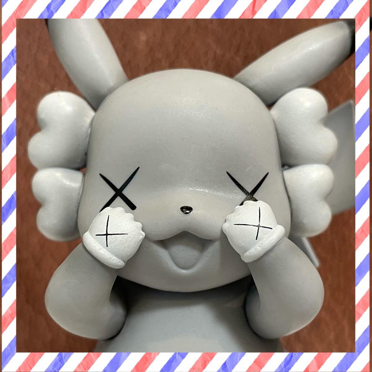 KAWS ピカチュウ コラボ フィギュア 海外限定 カウズ展 KAWS展 グッズ ポケモン 灰色 pokmon Pikachu / 切手BOX ...
