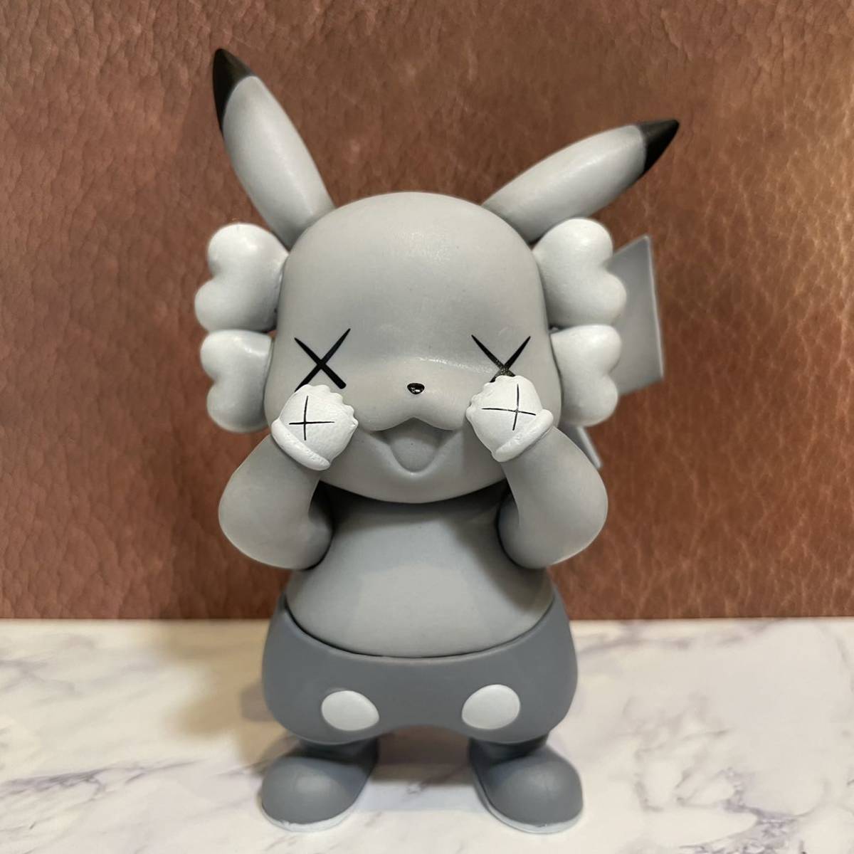 KAWS ピカチュウ コラボ フィギュア 海外限定 カウズ展 KAWS展 グッズ ポケモン 灰色 pokmon Pikachu / 切手BOX ...