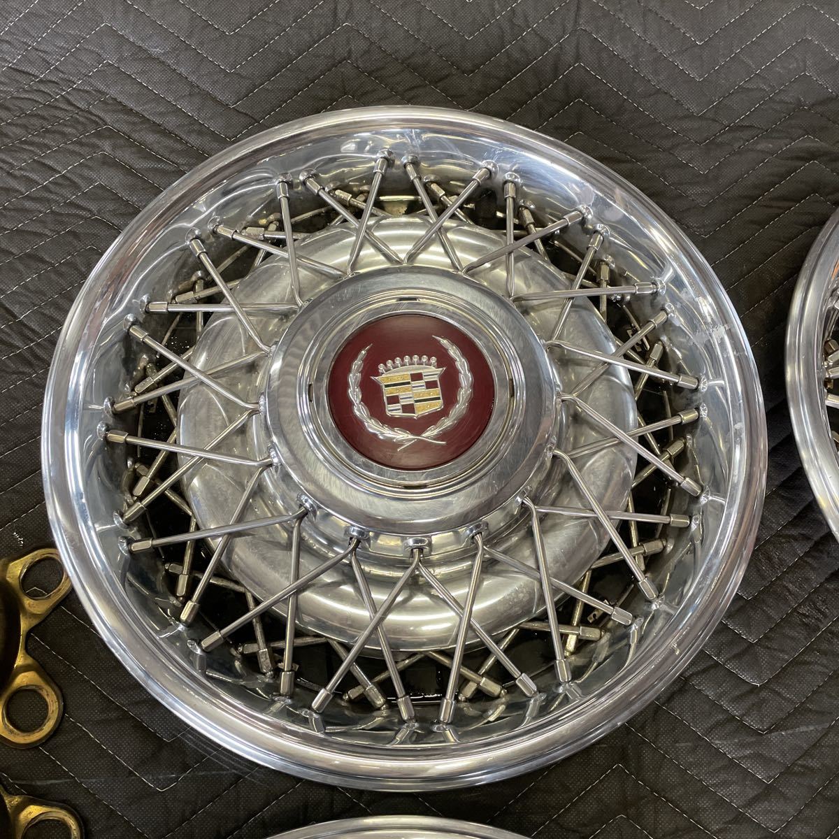 キャデラック ブロアム ホイールキャップ ステー有り 純正 当時物 ワイヤーホイール キャップ 92(純正品)｜売買されたオークション情報、yahooの商品情報をアーカイブ公開 ...