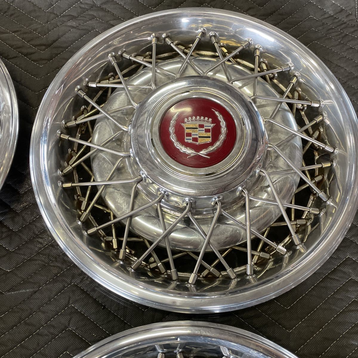 キャデラック ブロアム ホイールキャップ ステー有り 純正 当時物 ワイヤーホイール キャップ 92(純正品)｜売買されたオークション情報、yahooの商品情報をアーカイブ公開 ...