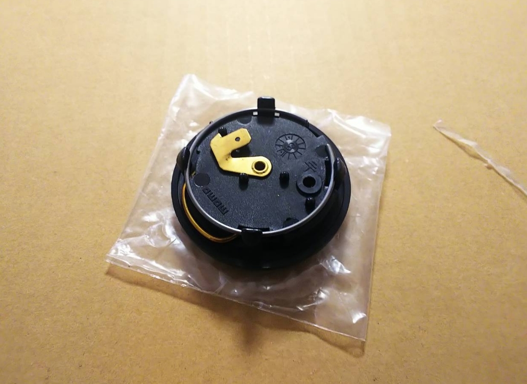 MOMO 製 BMW ホーンボタン 検 2002 E3 E30 E34 E28 E24 E36 M3 E46 E90 E23 E24 E92 Z1 Z3 CSI 2000 M5 M6 318 ...