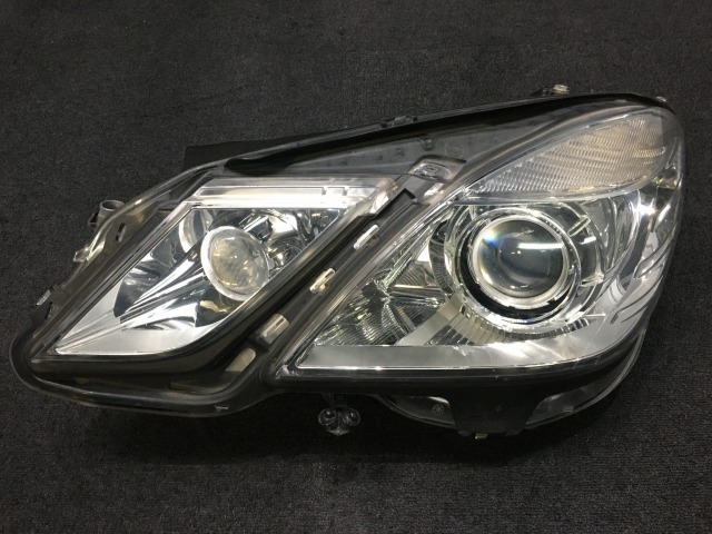 63 メルセデス ベンツ W212 E350 ヘッド ライト 左 バラスト 純正 A2128205761 汚れ有 212256 AVG AMG ...