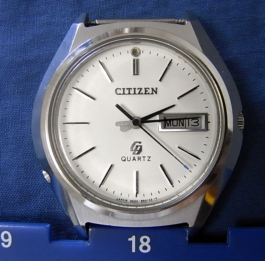 不動品 CITIZEN/シチズン LEDシグナル搭載 CRYSTRON クリストロン CQ 3針デイデイト QZ 8600 白文字盤 クォーツ ...