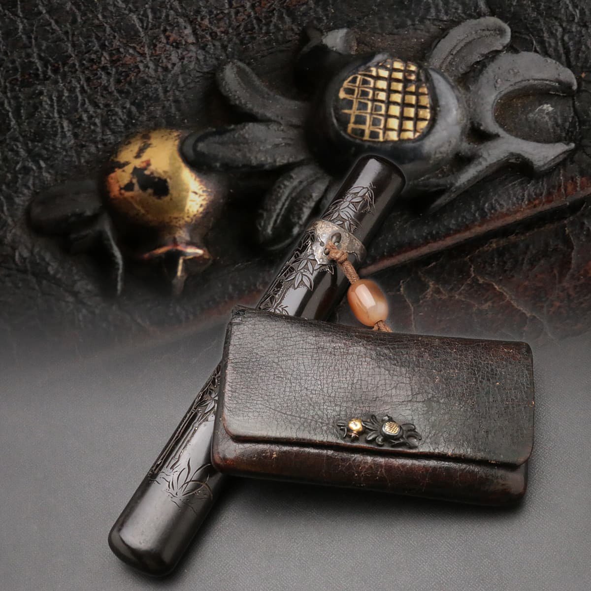 EF343 時代物 銅地金色絵石榴図前金具 革製 煙草入 銀金具 黒漆塗 竹彫文煙管筒 瑪瑙緒締付 木箱附 腰差し莨入 喫煙具(根付)｜売買さ ...