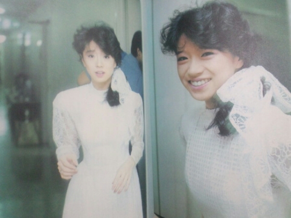激レア 中森明菜 写真集 VINGTANS 1985年 ライブ特撮(中森明菜)｜売買されたオークション情報、yahooの商品情報をアーカイブ公開 - オークファン（aucfan.com）