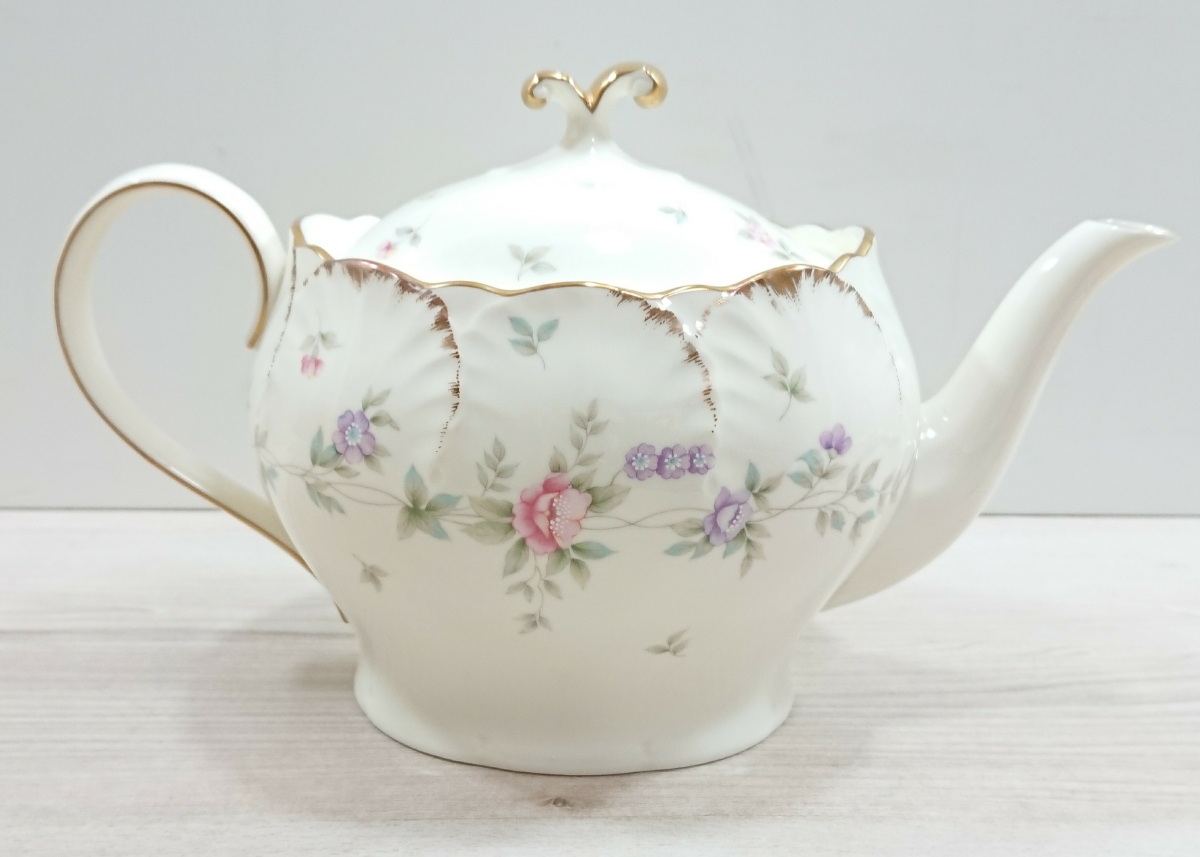 ナルミ ヘリオス HELIOS ティーポット 金彩 花柄 NARUMI 食器 カップ インテリア 可憐 大容量 皿 エレガント 花びら ...