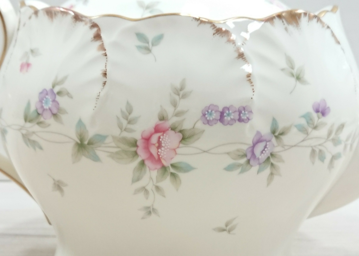ナルミ ヘリオス HELIOS ティーポット 金彩 花柄 NARUMI 食器 カップ インテリア 可憐 大容量 皿 エレガント 花びら ...