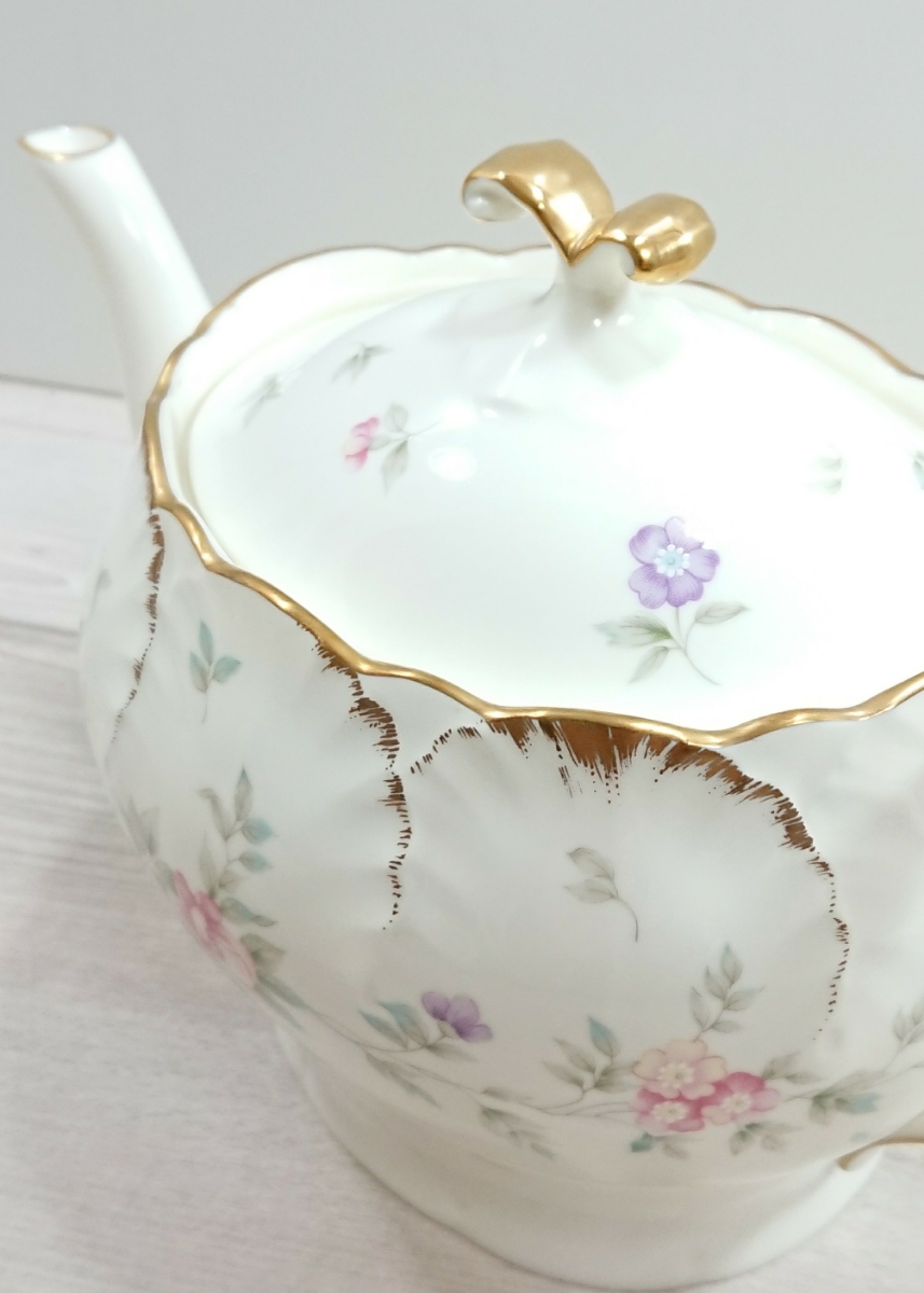 ナルミ ヘリオス HELIOS ティーポット 金彩 花柄 NARUMI 食器 カップ インテリア 可憐 大容量 皿 エレガント 花びら ...