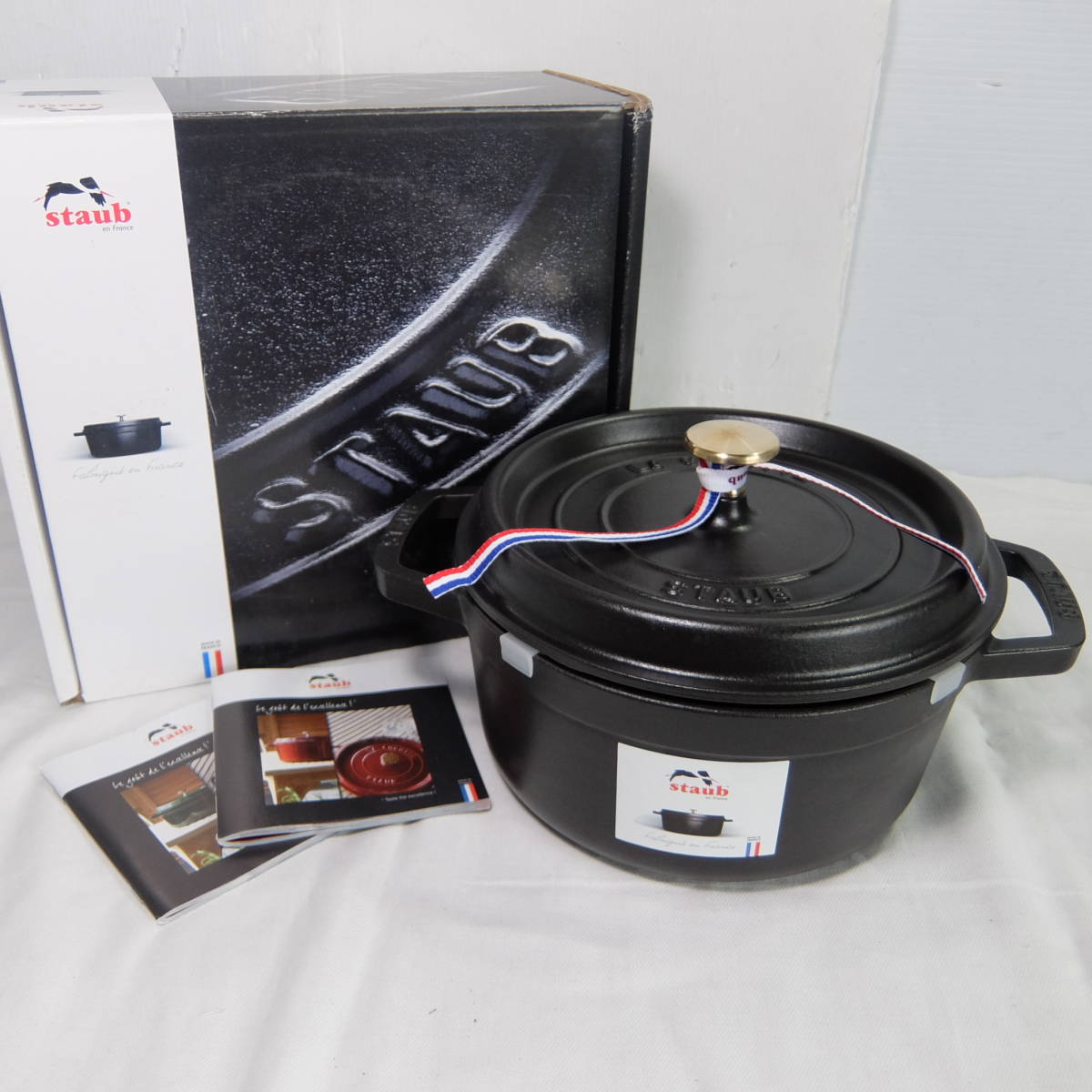 ストウブ Staub ココット ラウンド LA COCOTTE RONDE 22cm 両手鍋 黒 /管理：9201C22(両手鍋)｜売買されたオークション情報、yahooの商品情報をアーカイブ ...