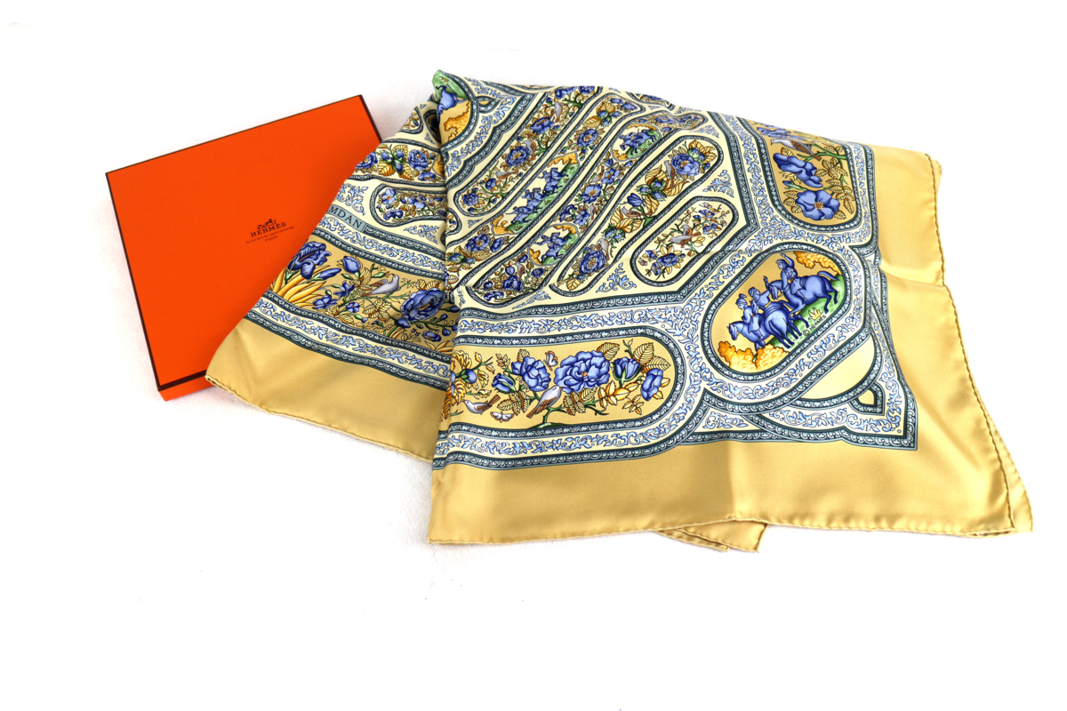 品 スカーフ カレ90 QALAMDAN カラムダン HERMES エルメス ベージュ系 総柄 シンメトリー シルク(スカーフ)｜売買されたオークション情報、yahooの商品情報をアーカイブ ...