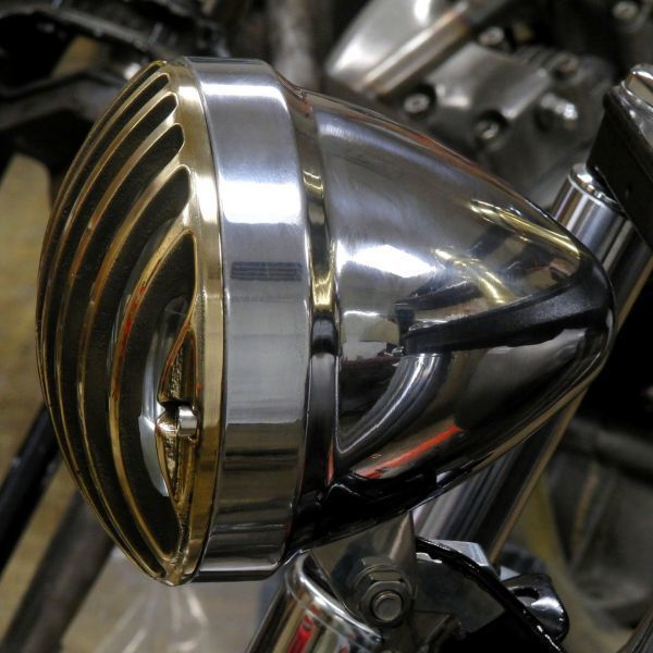 鋳造ブラス ビレットアルミボディ 7インチ 砲弾型ヘッドライト ガラスレンズ ハーレー XS650 SR400 XL883 スプリンガー ...