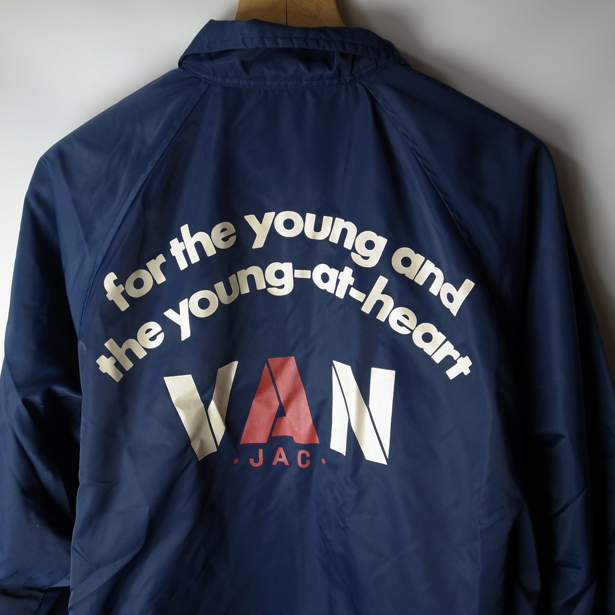 VAN JAC バックロゴ コーチジャケット M 紺 ネイビー ヴァン VANJAC バン ナイロンジャケット(Mサイズ)｜売買されたオークション情報、yahooの商品情報をアーカイブ公開 ...