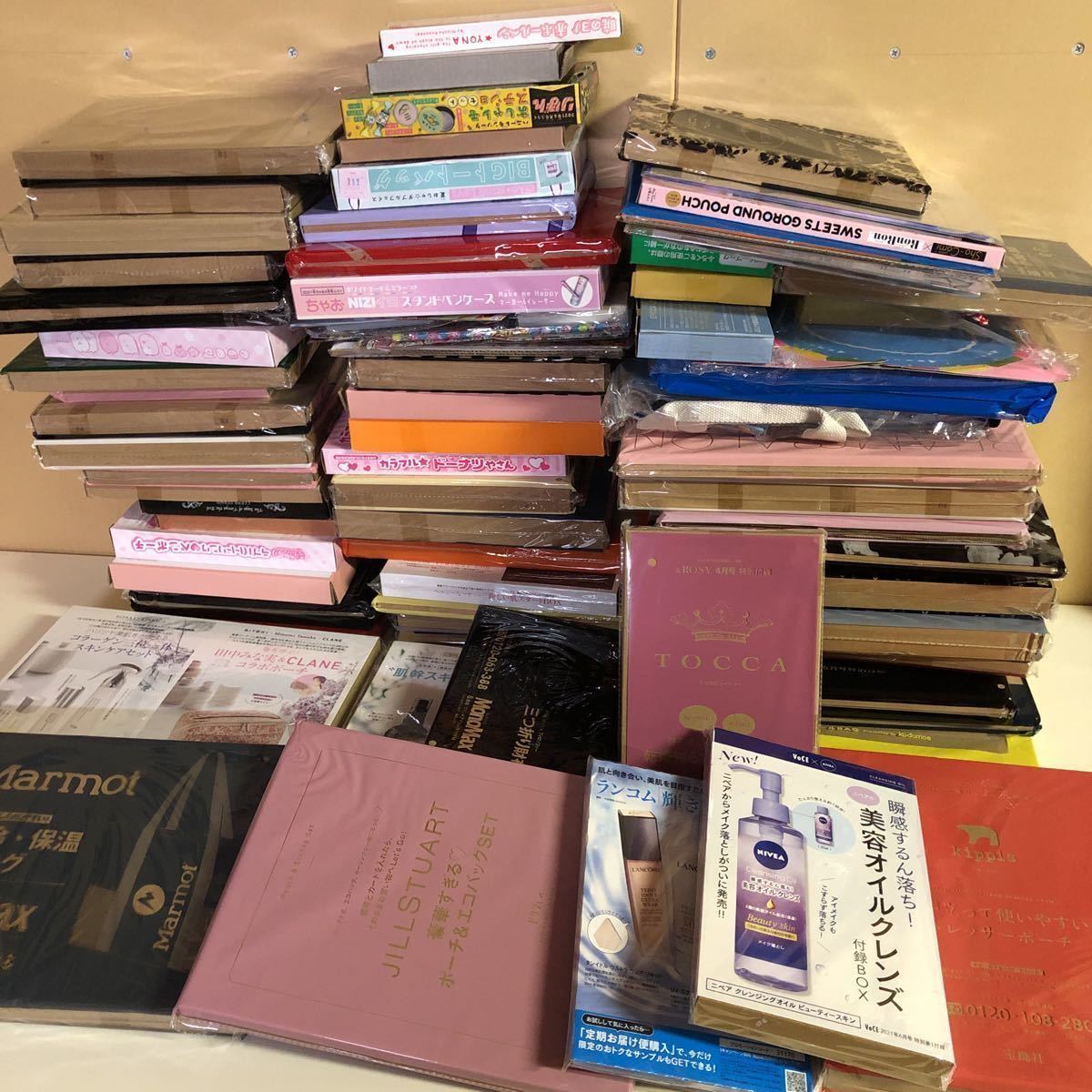 A66雑誌付録まとめ売り80点以上美人百花 美的 リンネル シップス カバーマークJILLSTUART コスメ バッグ ポーチ 財布 美肌セット他大量色々(トートバッグ)｜売買された ...