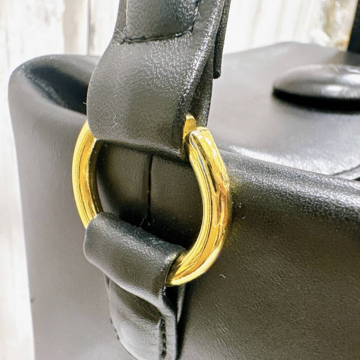 ジバンシイ GIVENCHY ジバンシー 化粧ポーチ バニティ ブラック レザー ハンドバッグ 黒 ミニバッグ 7939(女性用)｜売買されたオークション情報、yahooの商品情報をアーカイブ ...