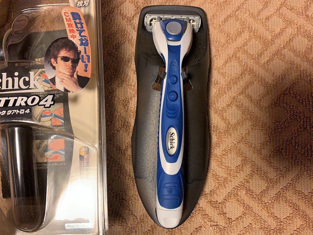 Schick シック クアトロ4 チタニウム 振動ヘッド 本体 ホルダー 4枚刃 電池 電動 T字 剃刀 カミソリ 髭剃り ひげ剃り 替刃付き 青 QTV-511(その他)｜売買された ...