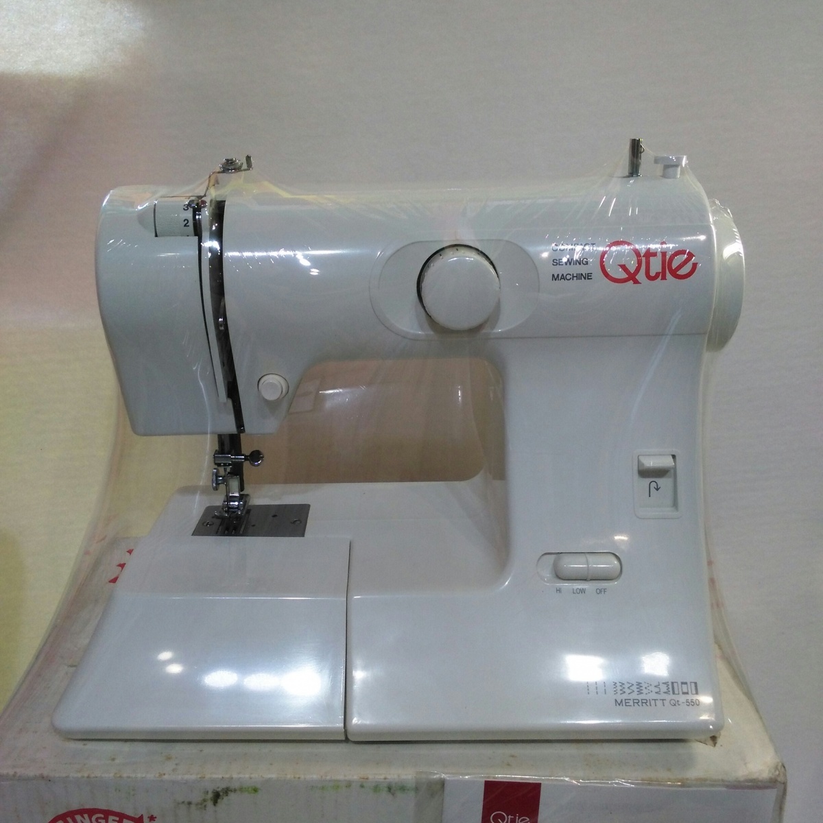 昭和レトロ 置き古し SINGER シンガー 電動ミシン QT-550 ホワイト(家庭用電化製品)｜売買されたオークション情報、yahooの商品情報をアーカイブ公開 - オークファン ...