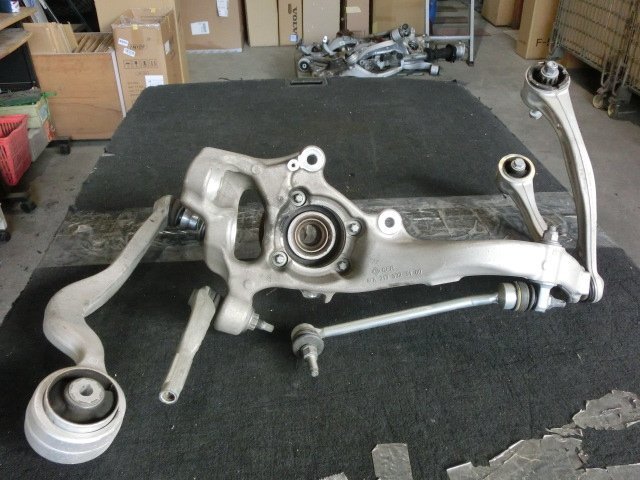 ベンツ Eクラス W213 フロント左 ハブ ナックル ロアアーム A2133325100 2130100LI A2053230917(その他 ...