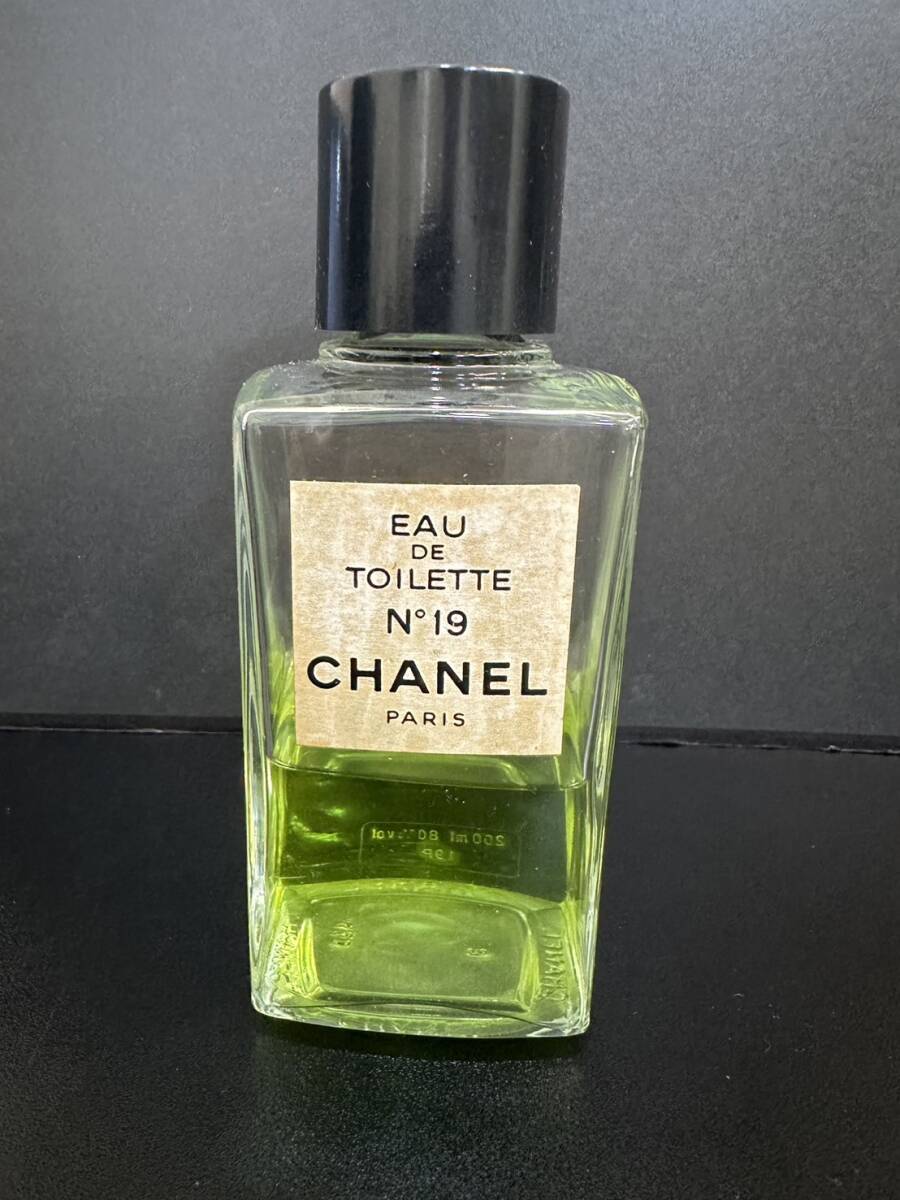 残量4割程度 シャネル NO19 オードトワレ EDT 香水 200ml(シャネル)｜売買されたオークション情報、yahooの商品情報をアーカイブ公開 - オークファン（aucfan.com）