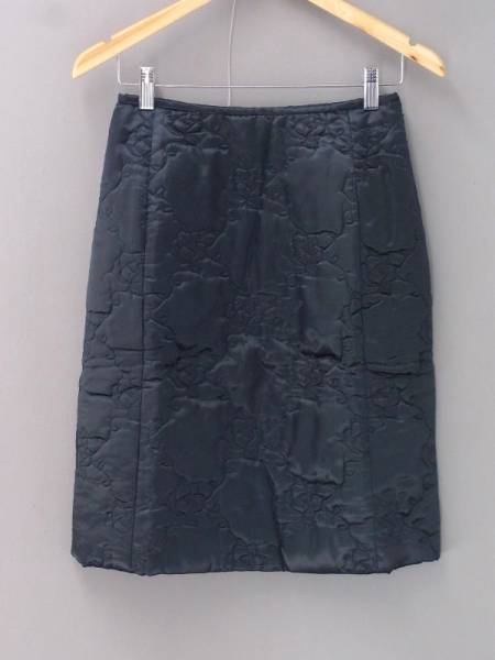 E6079 CRACY IKUKOイクコ バラ柄キルティングスカート/黒/2(Sサイズ)｜売買されたオークション情報、yahooの商品情報をアーカイブ公開 - オークファン（aucfan.com）