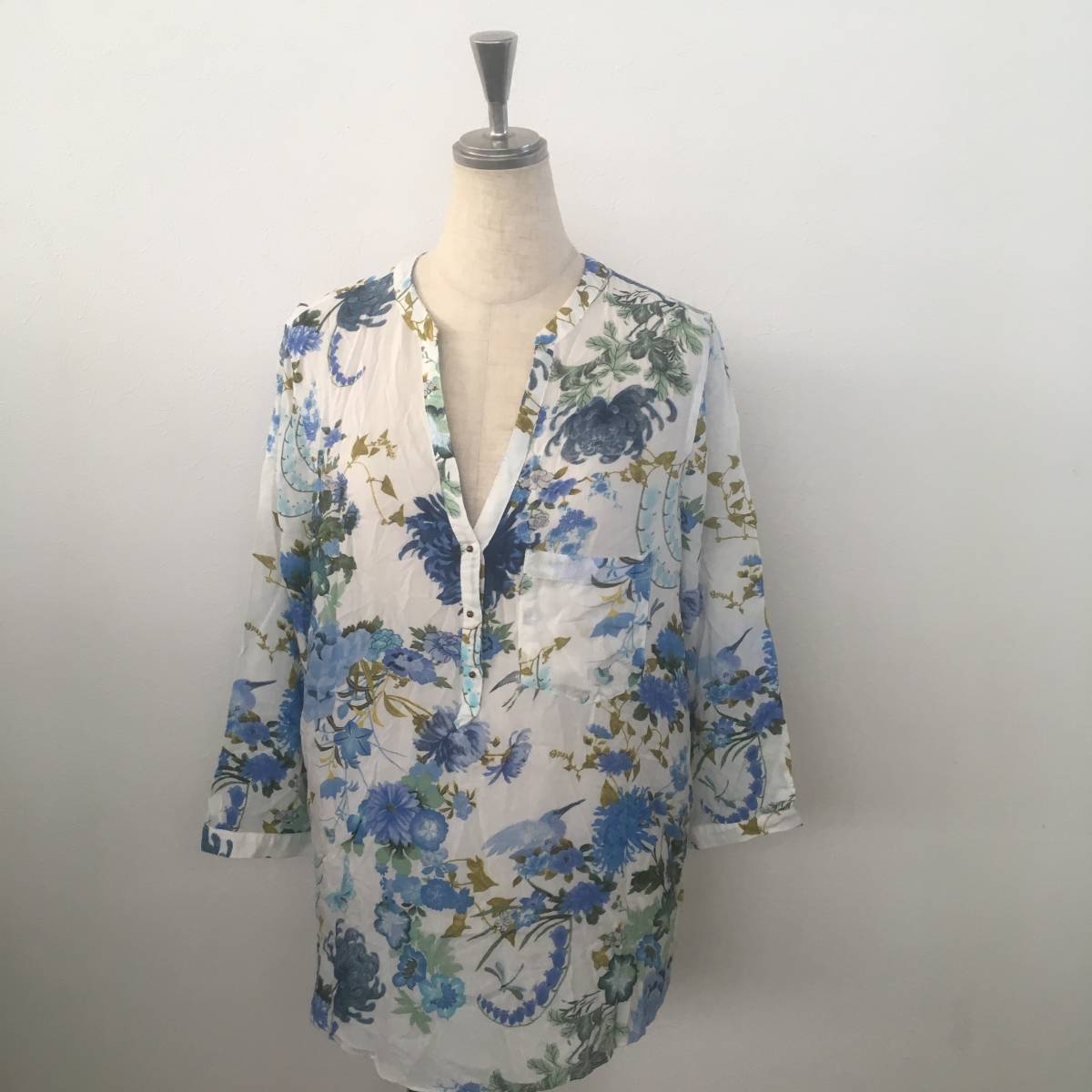 ZARA BASIC ブルー花柄シャツプルオーバーL(トップス)｜売買されたオークション情報、yahooの商品情報をアーカイブ公開 ...