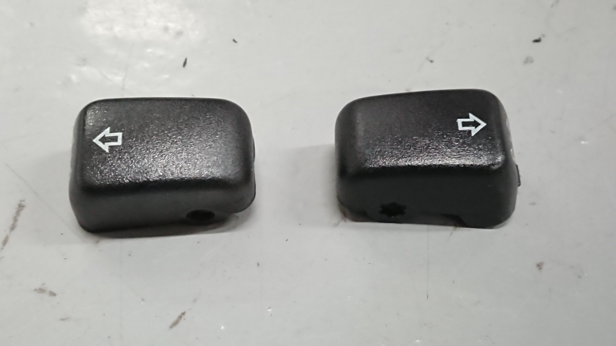 A89 ハーレーダビッドソン 純正ウインカースイッチキャップ 71683-06A/71685-06A 新車外し品(ハーレーダビッドソン用 ...