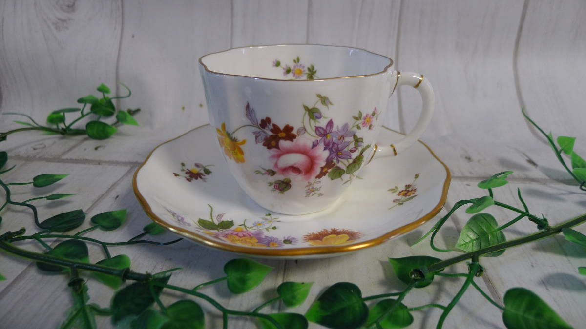 aa144 ROYAL CROWN DERBY ロイヤルクラウンダ―ビー Derby Posies ポジ― カップ＆ソーサー 白磁金彩花文碗皿 ...