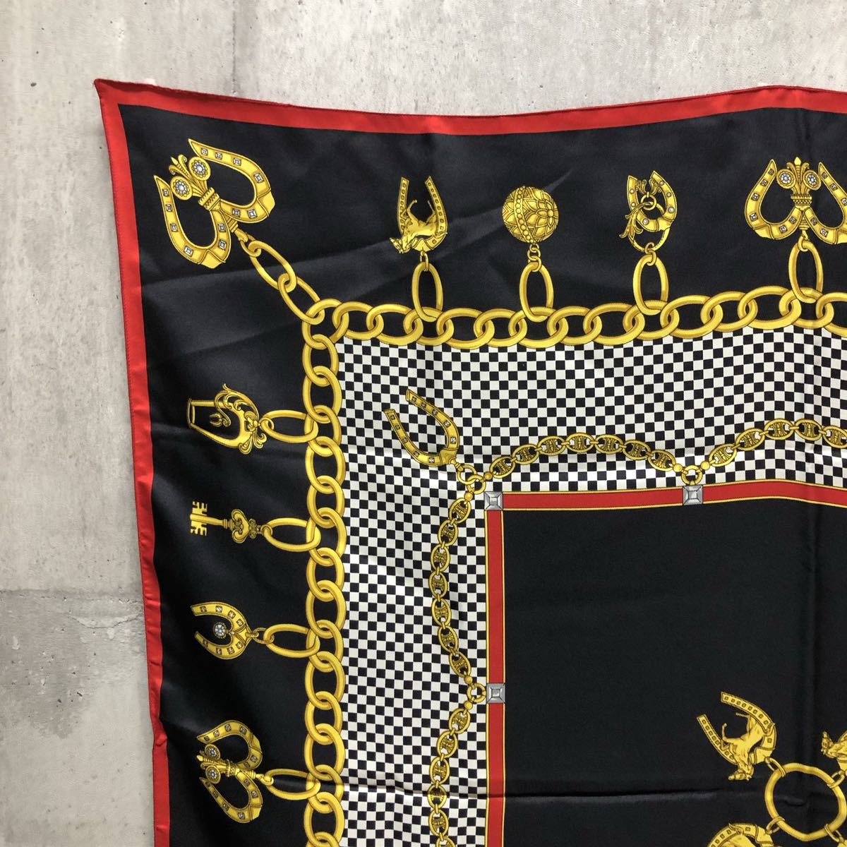 CELINE セリーヌ スカーフ ゴールドチェーン 黒 赤 ヴィンテージ P1490(服飾小物)｜売買されたオークション情報、yahooの商品情報をアーカイブ公開 - オークファン ...