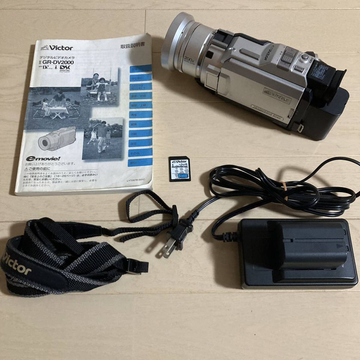 ビクター Victor PROGRESSIVE SCAN GR-DV2000 200x 3.8-38mm F1.8 ビデオカメラ(ビクター ...