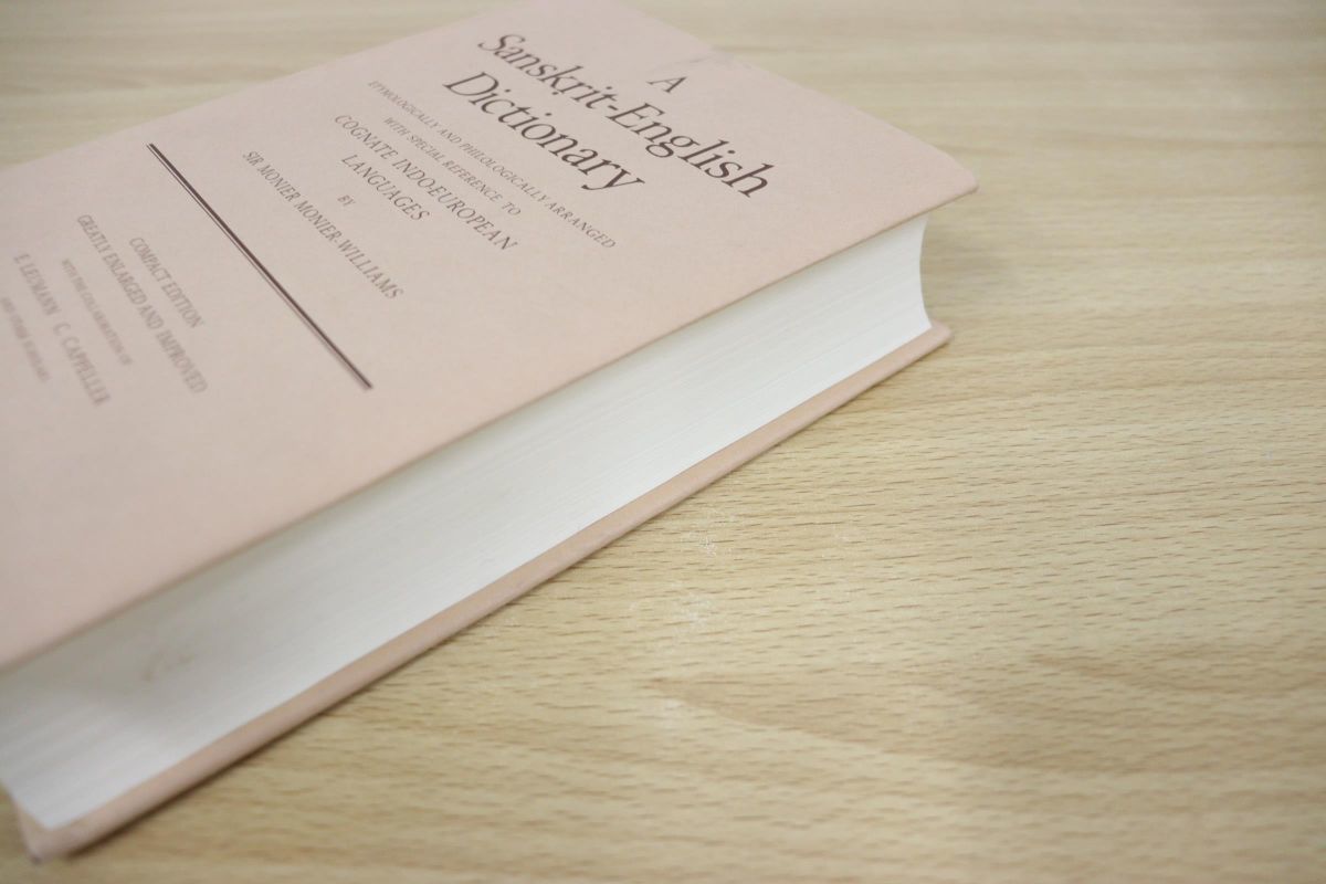 01 A Sanskrit-English Dictionary/Sir Monier Monier-Williams/Oxford/1982 ...