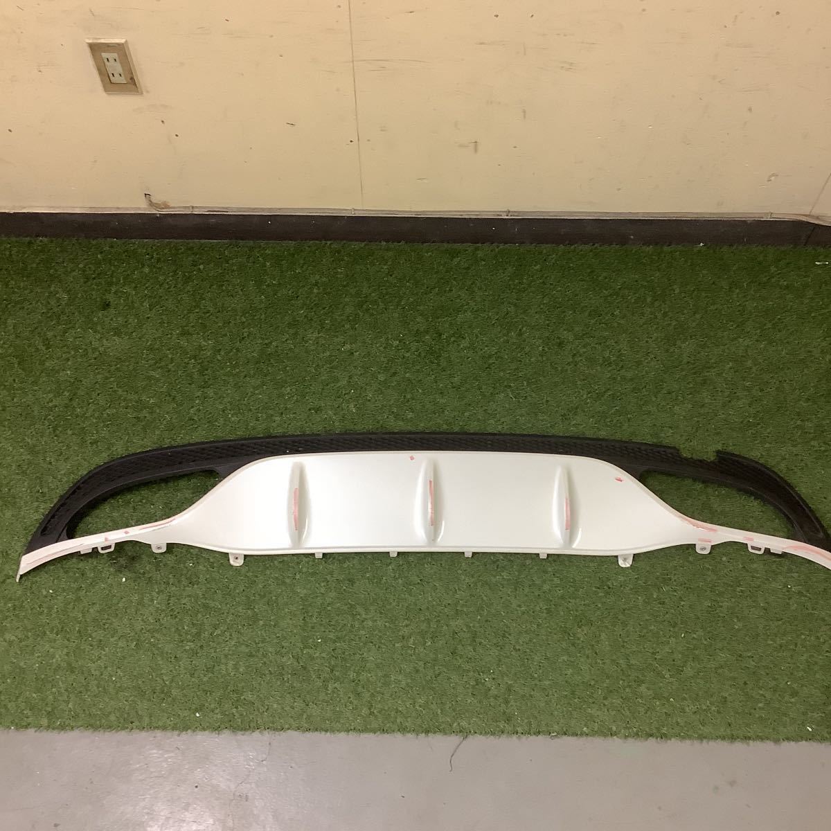 ベンツ 純正 Cクラス W205 AMG リアバンパー ディフューザー A2058857338 ホワイトパール 管番1331(リア)｜売買され ...