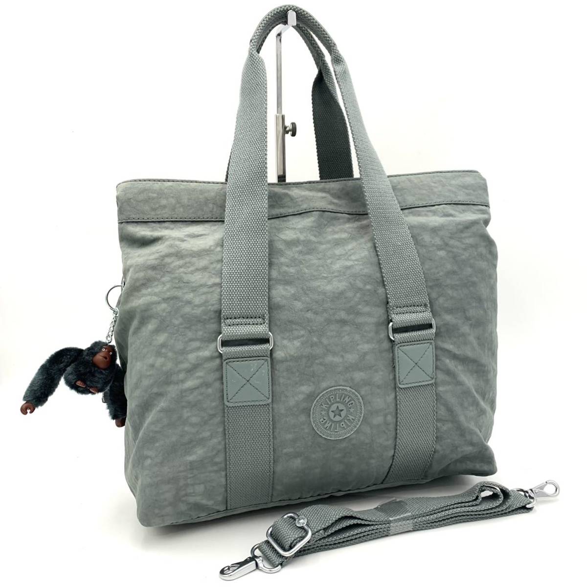 E 都会のカジュアルバッグ 'ゴリラチャーム付属' Kipling 2WAY ハンドバッグ 手提げ トートバッグ ショルダー付き カバン キプリング(キプリング)｜売買されたオークション情報 ...