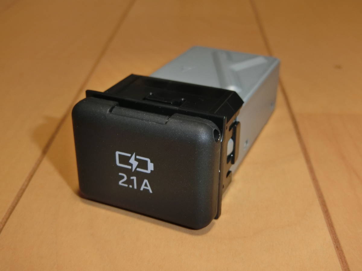 トヨタ ダイハツ純正 USB2.1Aコネクタ 85532-B1010 専用カプラー付属 90980-12D25 カローラクロス等流用(トヨタ用 ...