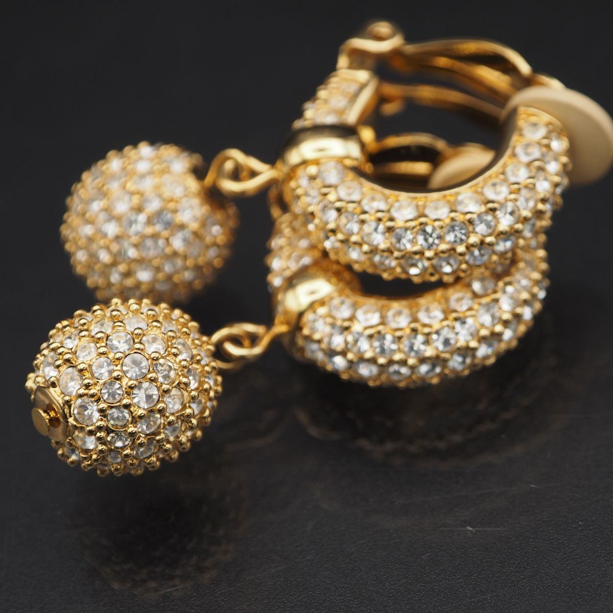 J521 スワロフスキー SWAROVSKI イヤリング ラインストーン パヴェ フープ ボール スイング ゴールド デザイン(スワロフスキー)｜売買されたオークション情報、yahooの商品 ...