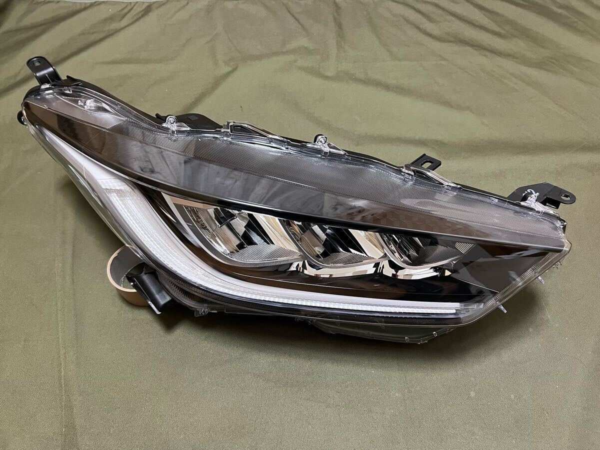 に近い極上品 ヤリス 右ヘッドランプ ヘッドライト 81110-K0031 KOITO K0-3 打刻K2 MXPH10 LED 良品 点灯 ...