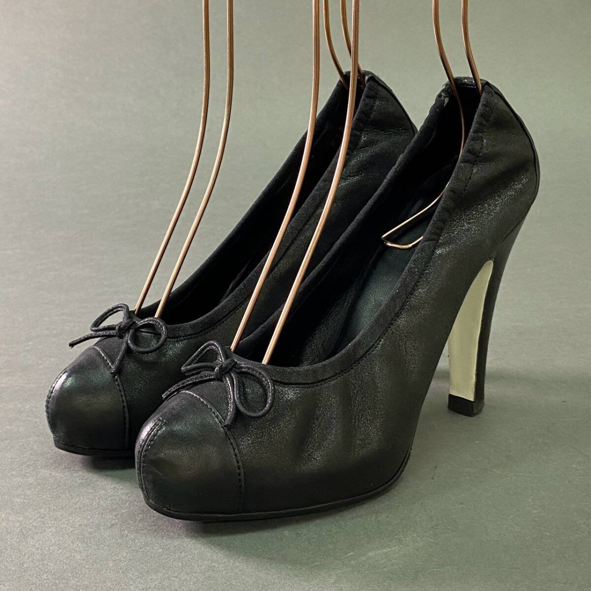 7b12 CHANEL シャネル ラウンドトゥ ヒールパンプス ハイヒール ココマーク リボン イタリア製 レザー 履き口ゴム 37C ...