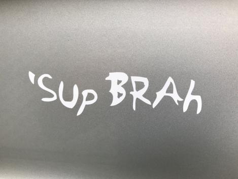 ワッツアップブラザー ステッカー 'SUP BRAh 白色 ハワイ ローカル ピジン語 Hawaii 切り抜き ハワイ語 シール HDM ...