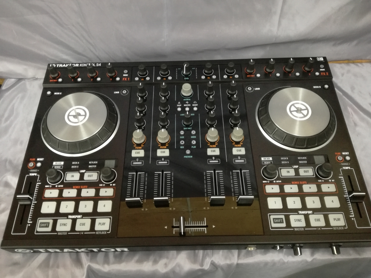 J325 本体のみ NATIVE INSTRUMENTS TRAKTOR KONTROL S4 MK2 4CHデジタルDJシステム ...