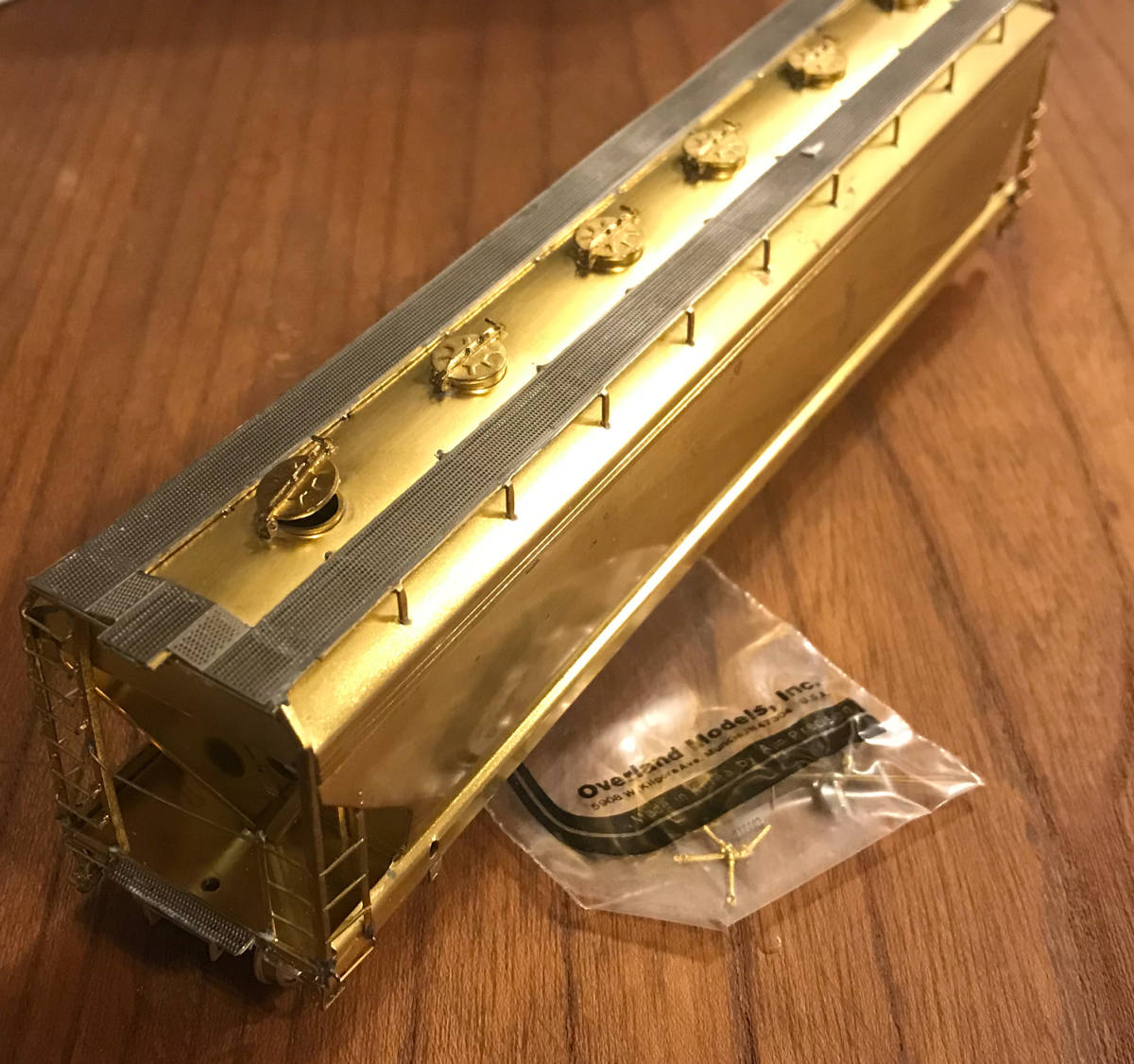 Overland Models Inc. ACF 3-Bay Centerflow 4600 Covered Hopper w/6 Round ...