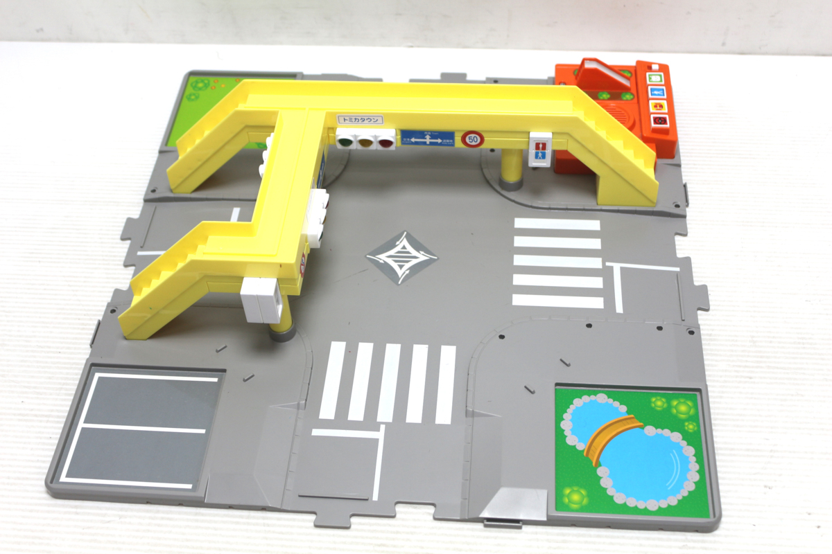 1円 30-2187 TOMY トミカタウン ぼくの街のサウンド交差点 TOMY(トミカ)｜売買されたオークション情報、yahooの商品情報をアーカイブ公開 - オークファン（aucfan.com）