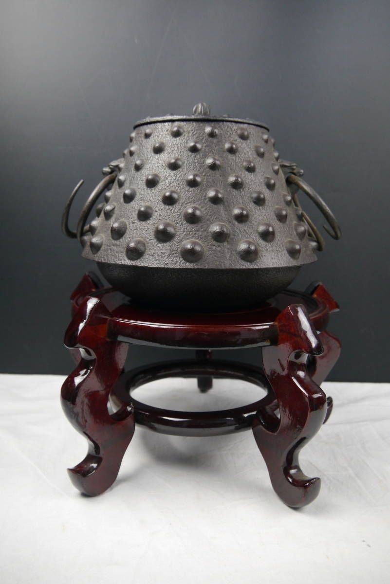 南部鉄器 鉄瓶/台座付き 齋峰 銘入り/落款入り 岩鋳 鉄製/鉄瓶/釜敷 茶道具/煎茶道具/湯沸道具 龍/タツノオトシゴ W466(その他 ...