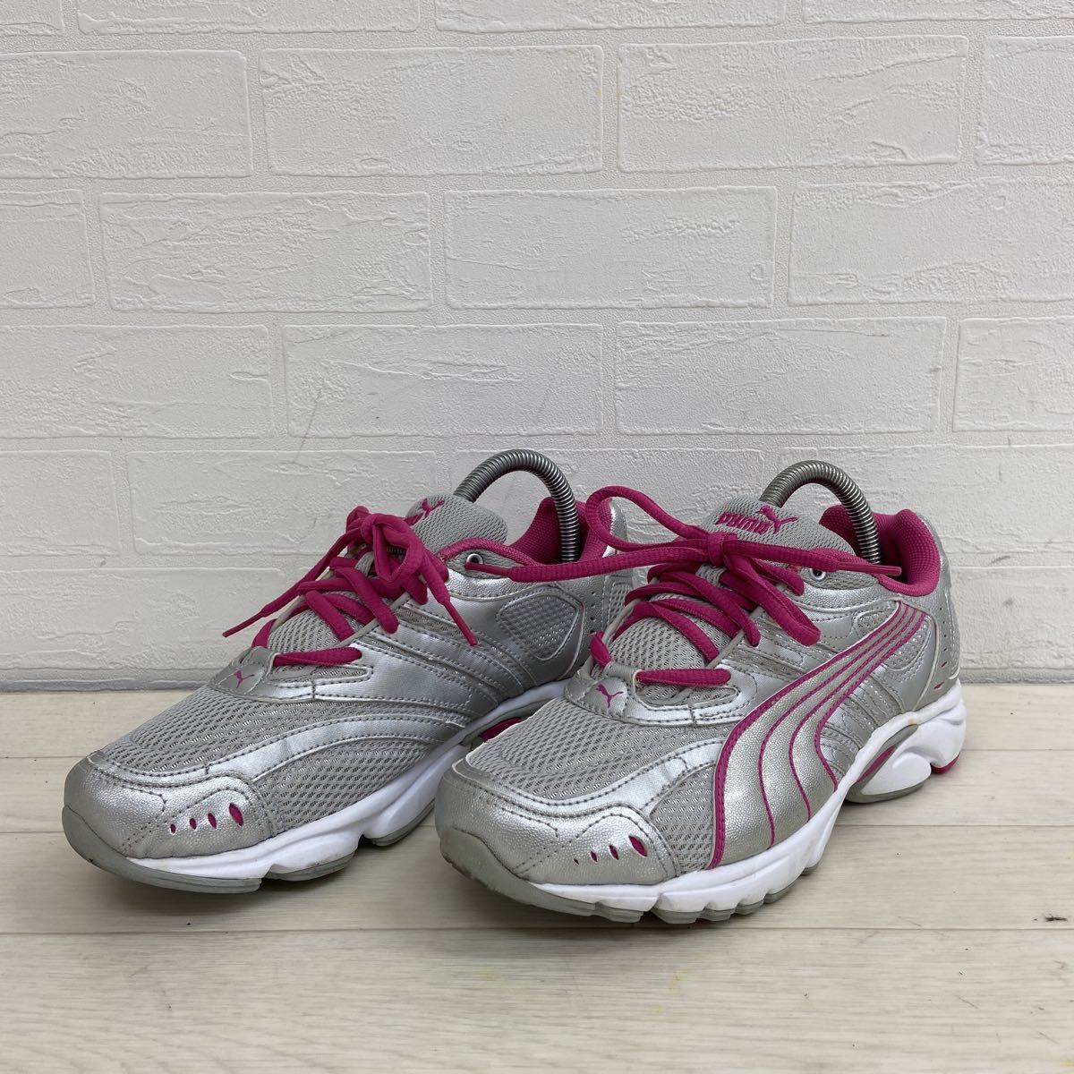 605 PUMA プーマ 靴 シューズ スニーカー ローカット フラット ランニング ウォーキング シューレース シルバー ピンク レディース ...