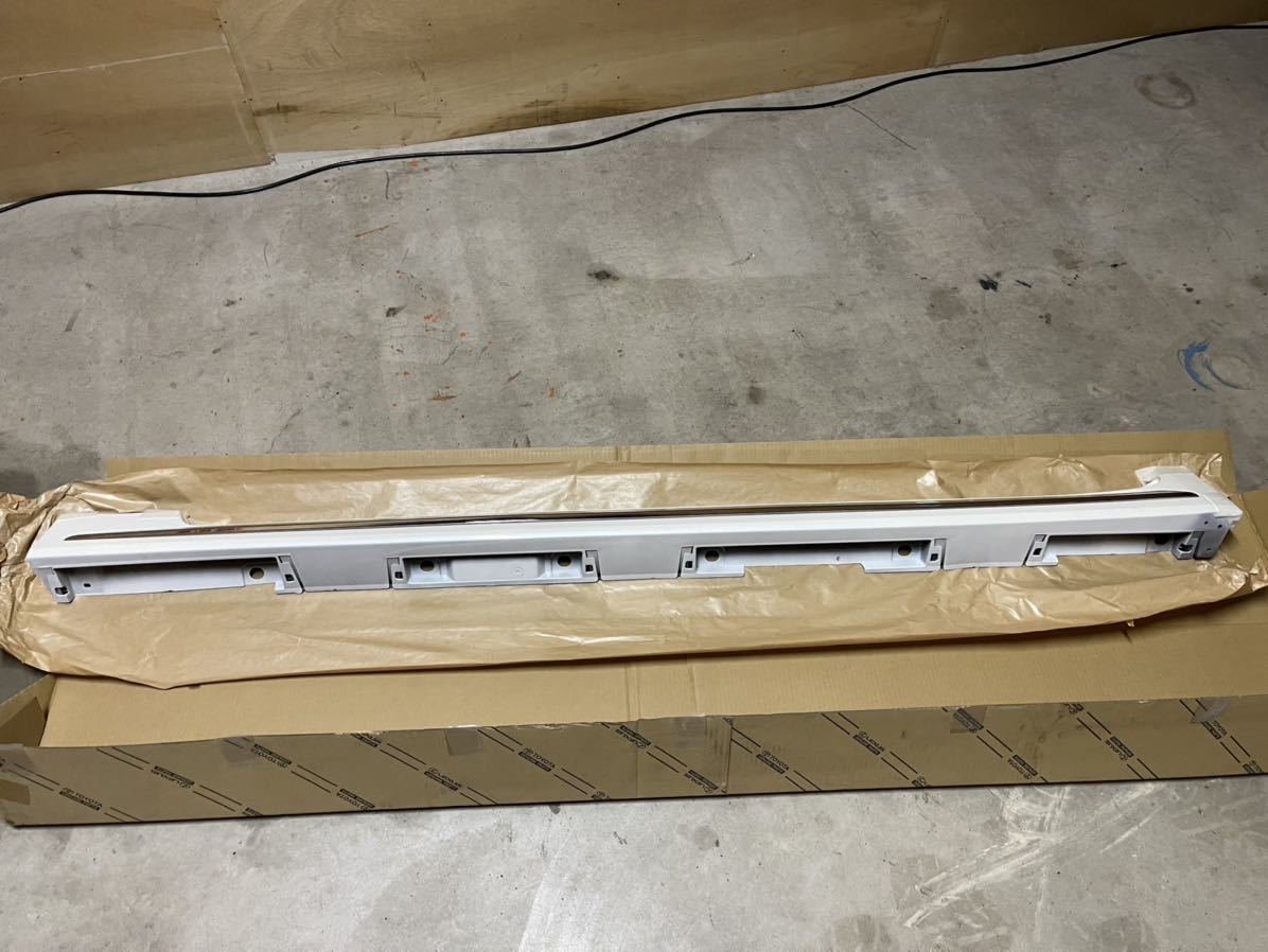 トヨタ クラウン 純正 サイドステップ 左側 210 マジェスタ 色付 パールホワイト 75860-30400-A0(サイド)｜売買された ...