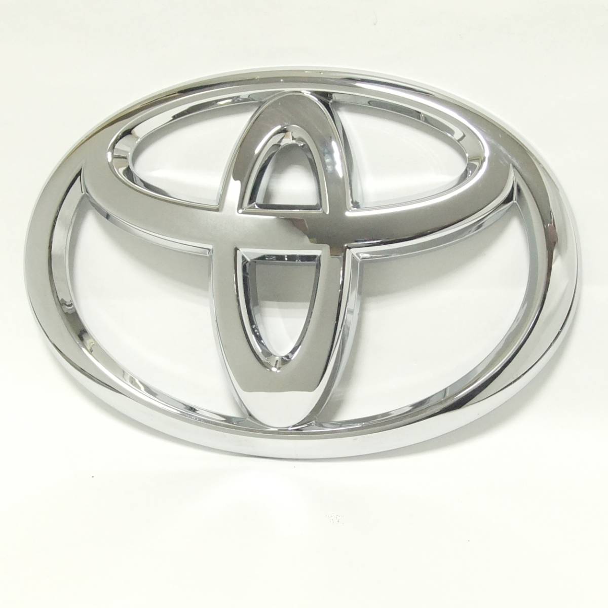 200系ランドクルーザー純正 フロント トヨタマークエンブレム 90975-02076 送料=全国一律140円 特価(トヨタ)｜売買された ...