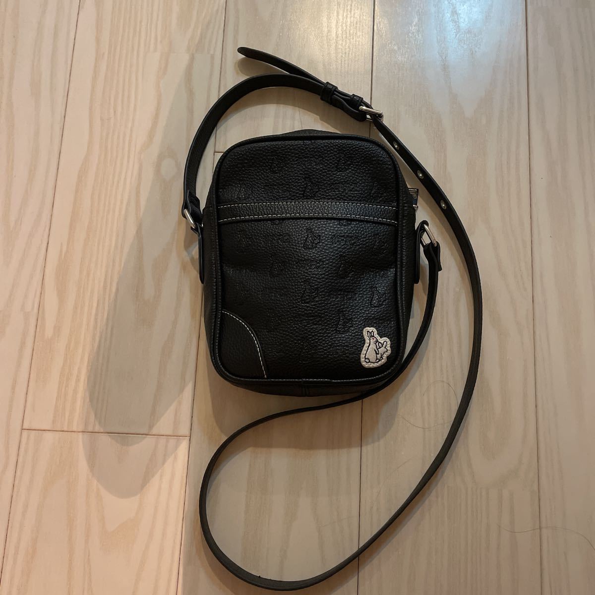 FR2 fxxkingrabbits総柄 ショルダーバッグ(ショルダーバッグ)｜売買されたオークション情報、yahooの商品情報をアーカイブ公開 - オークファン（aucfan.com）