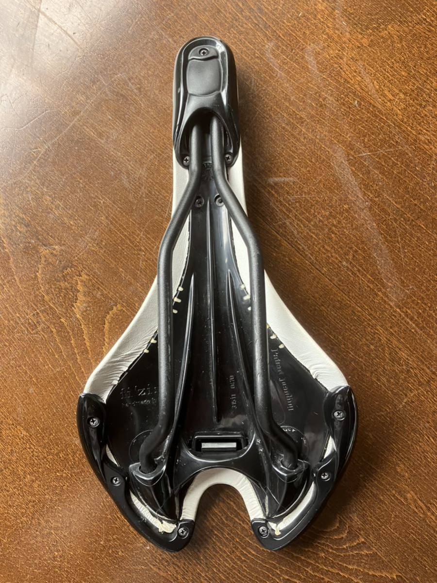 フィジーク /サドル/白/PAVE CX/296g/ビアンキロードバイク VIA NIRONE 7 から取り外し/(フィジーク)｜売買されたオークション情報、yahooの商品情報をアーカイブ ...