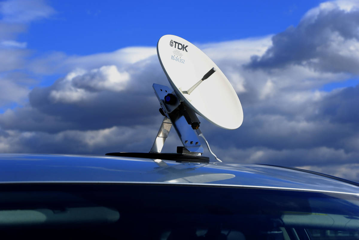 画期的なアンテナに 回転台&傾斜台に一体化させたTDK BS TA-352 室内及び車中泊 & キャンプにと多目的に超便利に使えます(CS ...