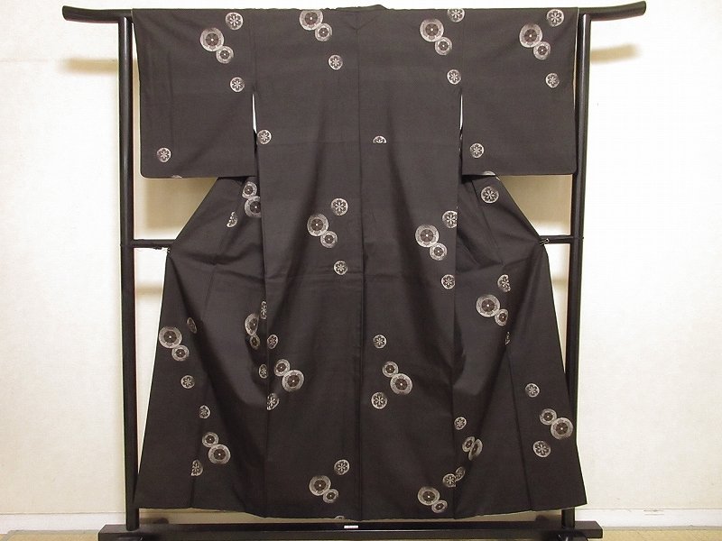 ドークブア 本場大島紬 泥染 地空き 車 木邑織物 極上の逸品 113(大島紬)｜売買されたオークション情報、yahooの商品情報をアーカイブ公開 - オークファン（aucfan.com）