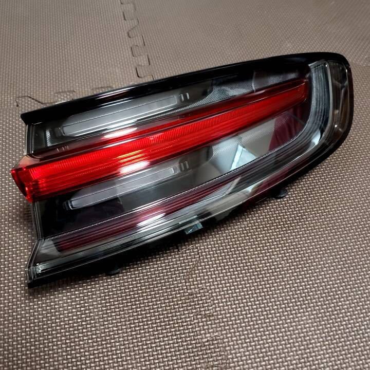 新車外し 95B.945.092.L ポルシェ後期95B現行マカン右テールライト テールランプ 95B945092L(テールライト)｜売買され ...