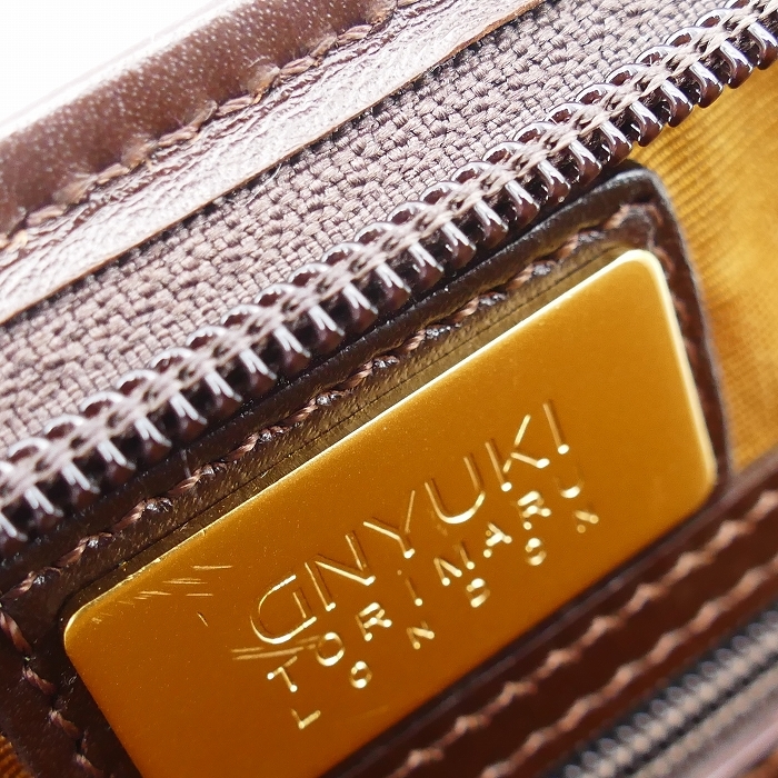 鳥丸軍雪 GNYUKI TORIMARU LONDON 本革製 レザークラッチバッグ A4サイズ ハンドストラップ付 英国王室 デザイナー ...