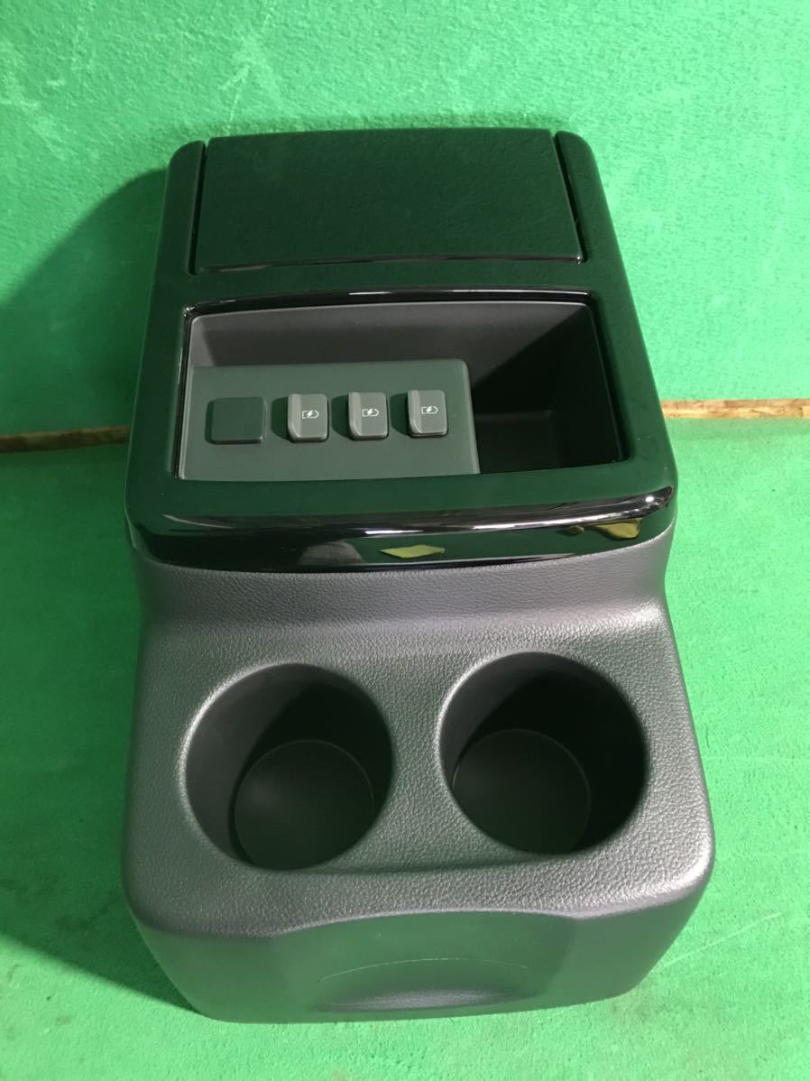 PNE52 PE52 E52 TE52 エルグランド HWS 後期 純正 マルチファンクション センターコンソール USB ポート ドリンクポート(コンソールボックス)｜売買されたオークション ...